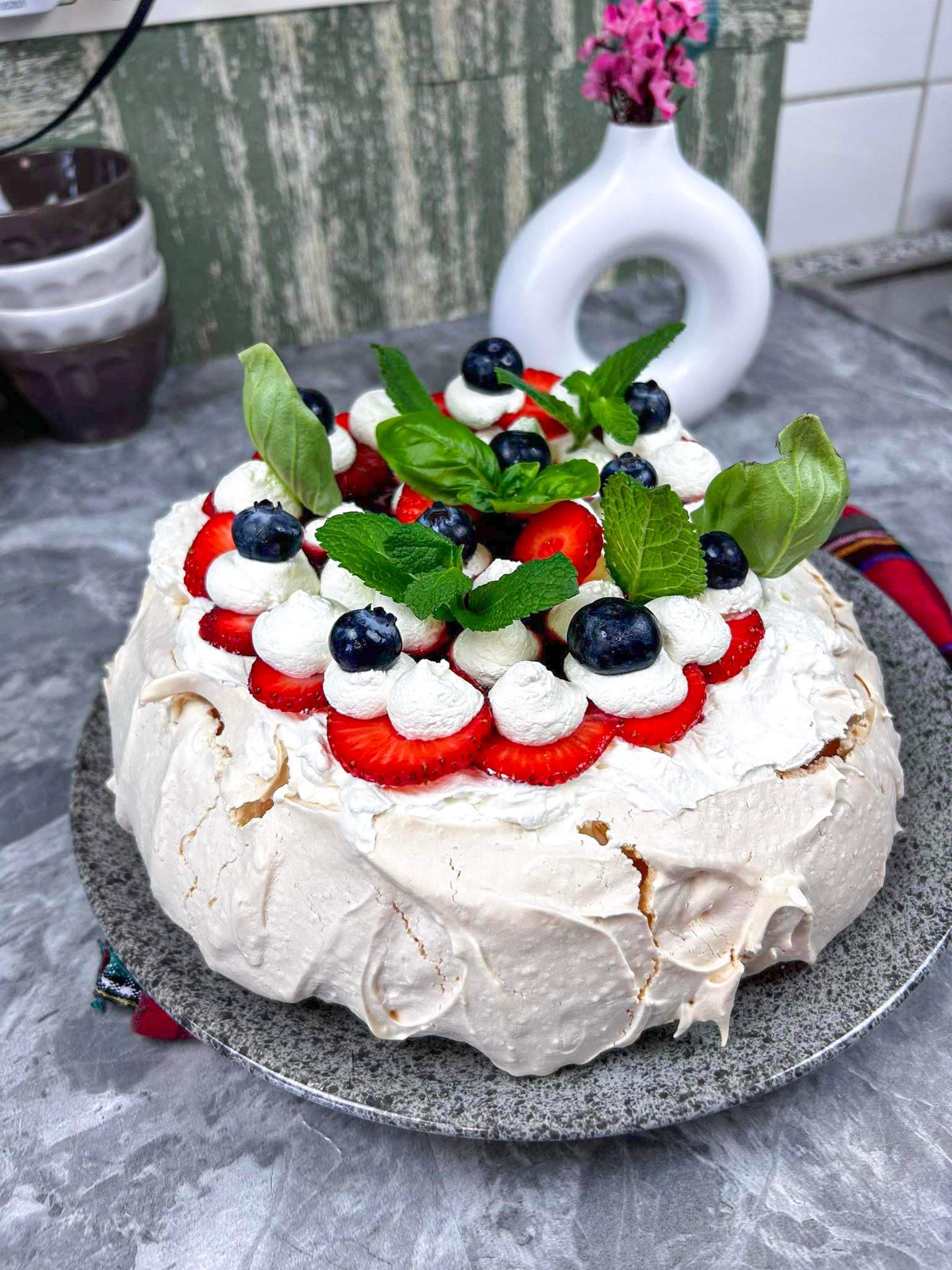 Pavlova in doar 15 minute reteta clasica – Ella Cooking