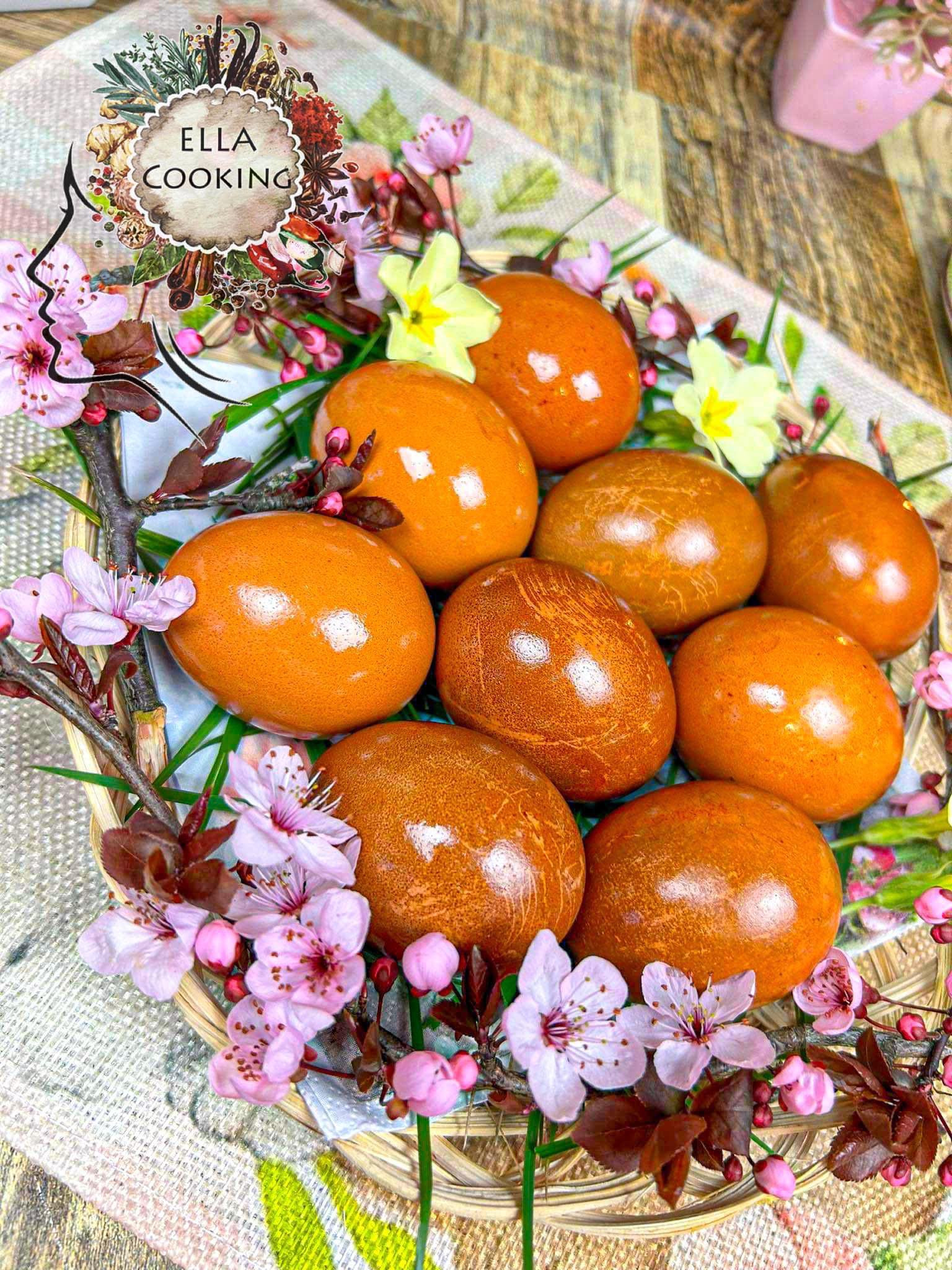 Oua vopsite natural cu sfecla rosie si turmeric . – Ella Cooking