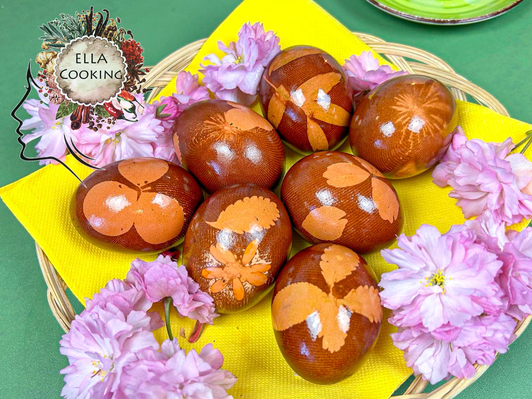 Oua vopsite cu frunze si flori in vin rosu. – Ella Cooking