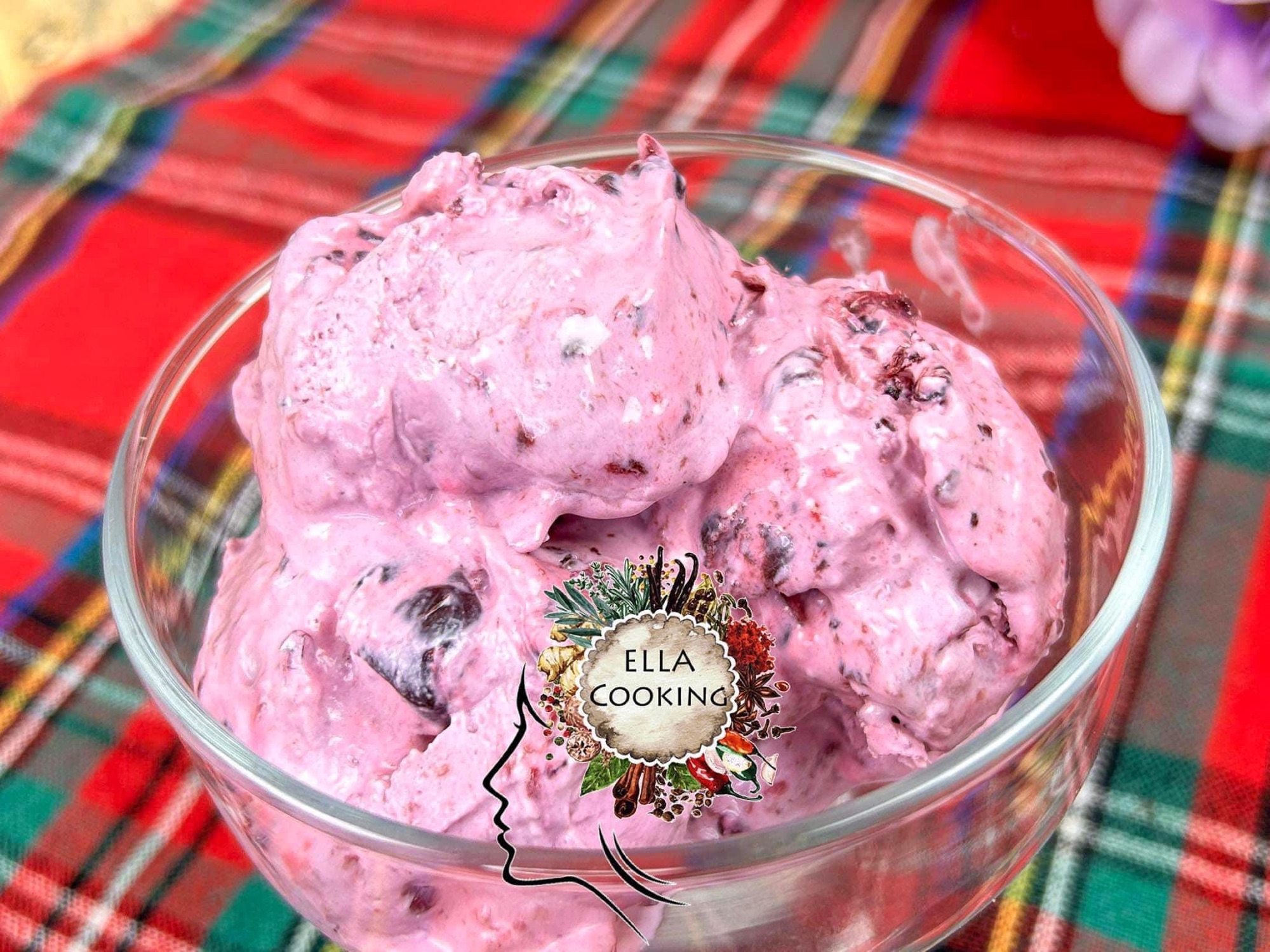 Inghetata din capsuni si inghetata din fructe de padure. – Ella Cooking