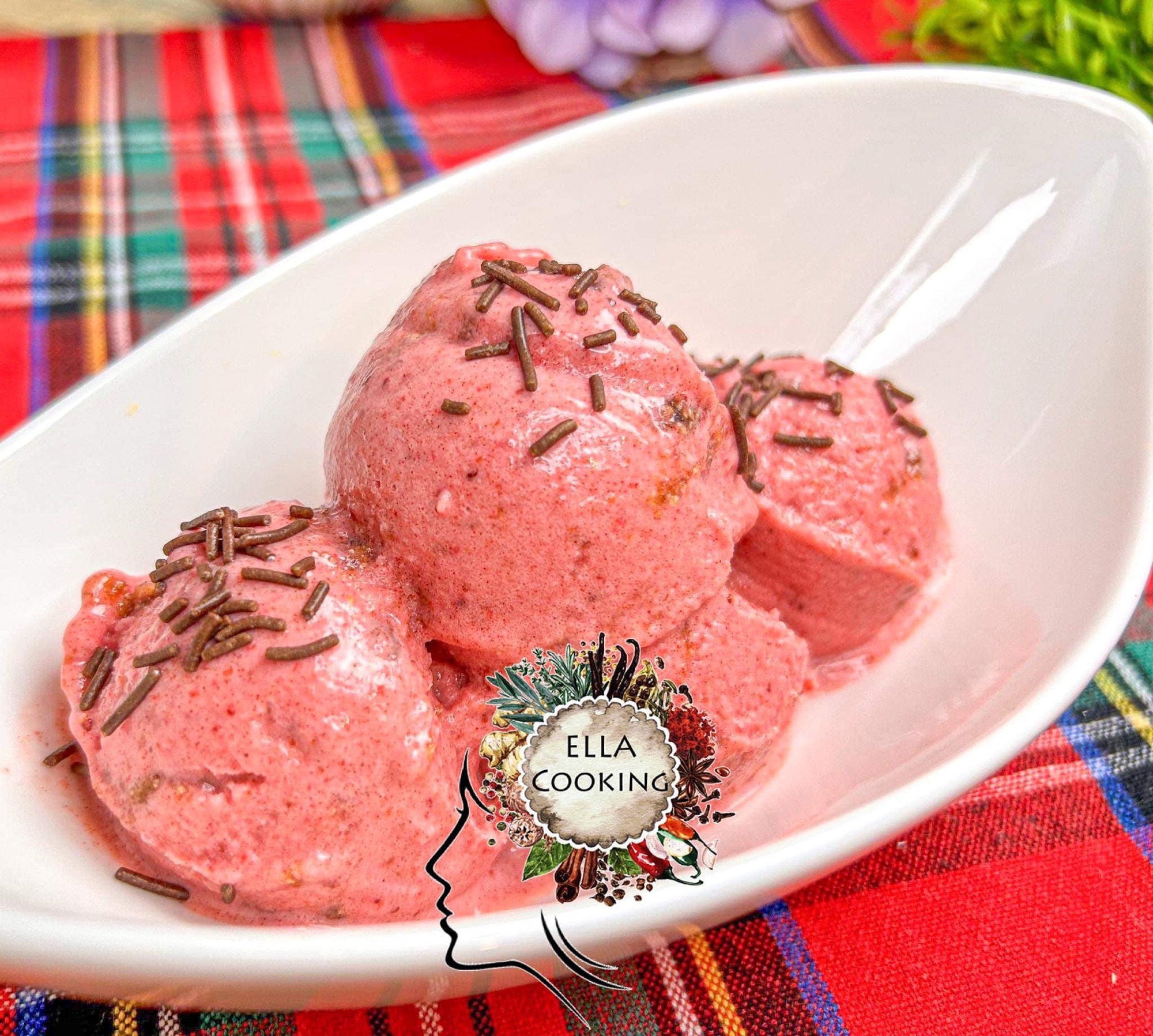 Inghetata din capsuni si inghetata din fructe de padure. – Ella Cooking